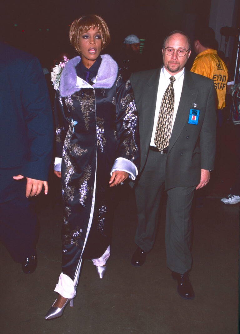 The Biggest and Best Celebrities & Their Bodyguards - PicTellMe